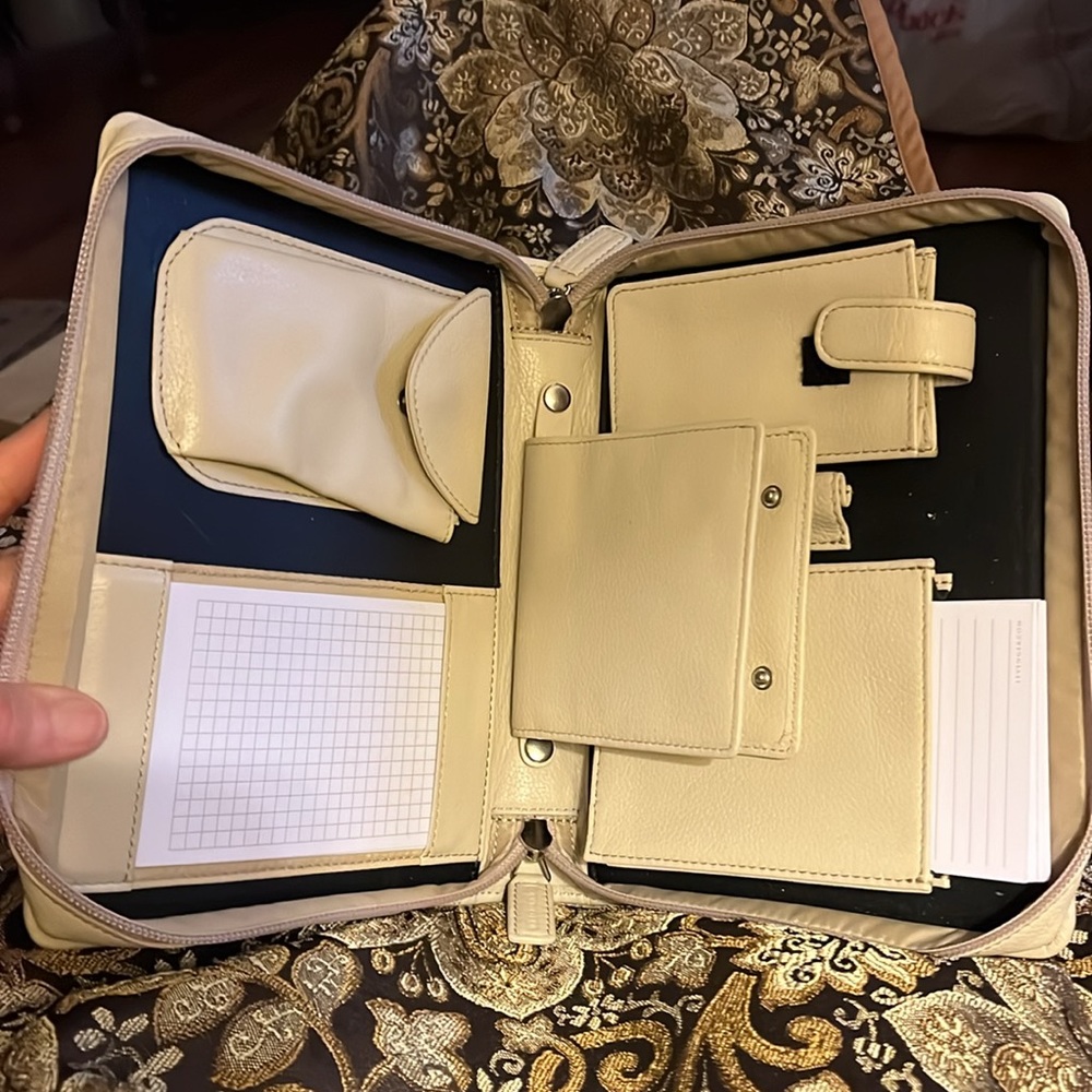 Levenger Portfolio/Purse Ivory Color - Gem